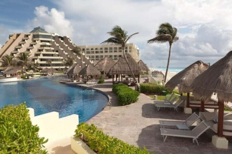 Cancun: Sightseeing Walking Tour With a Local Guide - What Makes This Tour Stand Out?