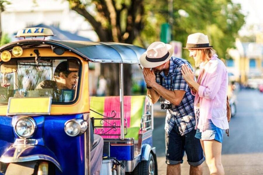 Chiang Mai: Temples and Street Food Night Tour by Tuk Tuk - Practicalities and Tips