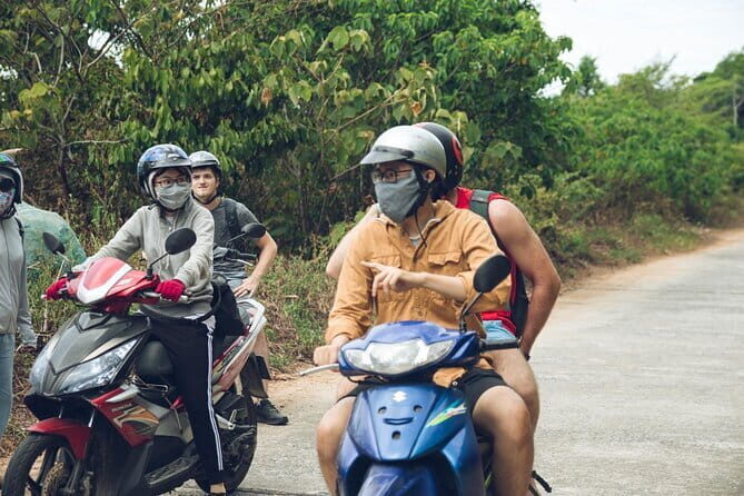 Da Nang free motorbike and food tour - Local Food Stop at Bánh Canh Rung