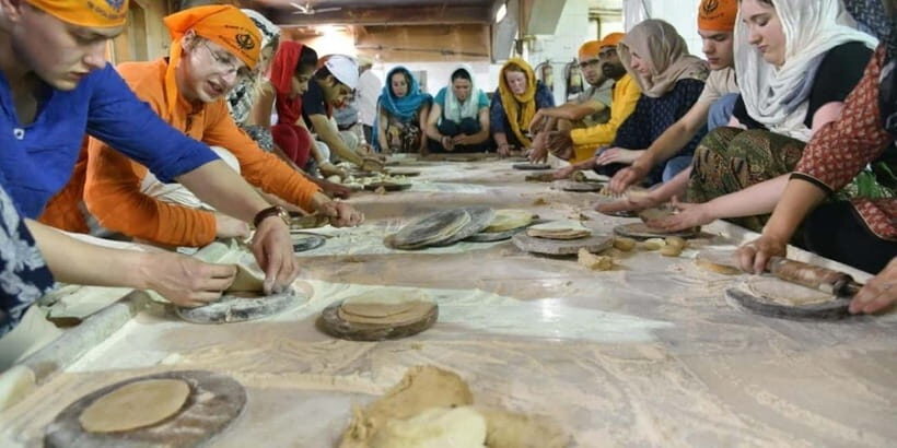 Delhi: Gurudwara Bangla Sahib Tour with Langar Meal - What to Expect During the Visit