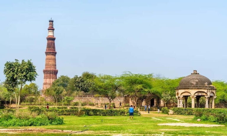 Delhi: Mehrauli Archaeological Park Tour with Hotel Pickup