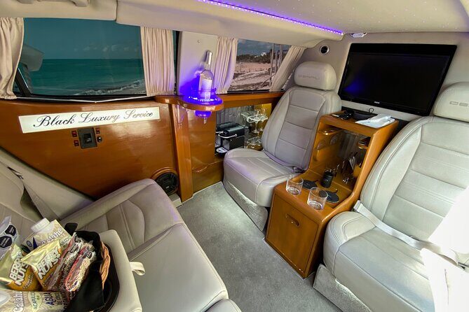 Deluxe GMC Limousine from CUN Airport to Cancun Hotel Zone - Who Would Love This Experience?