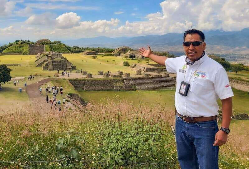 Desde Oaxaca: Monte Albán y el Arte Textil Zapoteca - A Deep Dive into Zapotec Textile Art