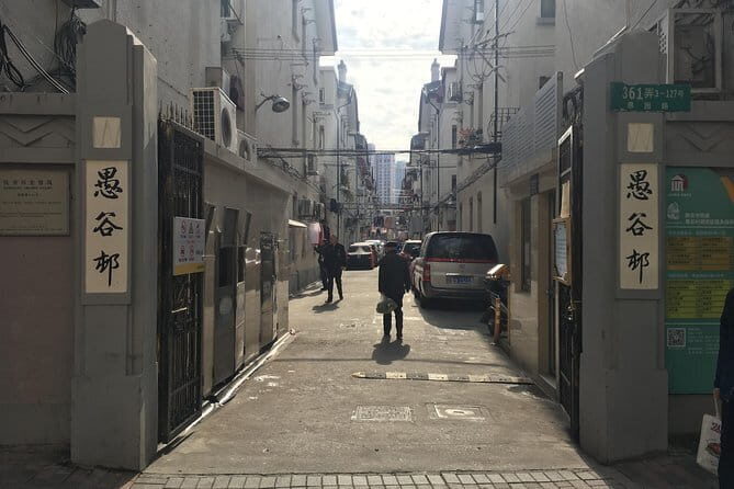 Five-day tour of Shanghai, Suzhou, Hangzhou, and Mount Huangshan - Exploring Shanghai: A City of Contrasts