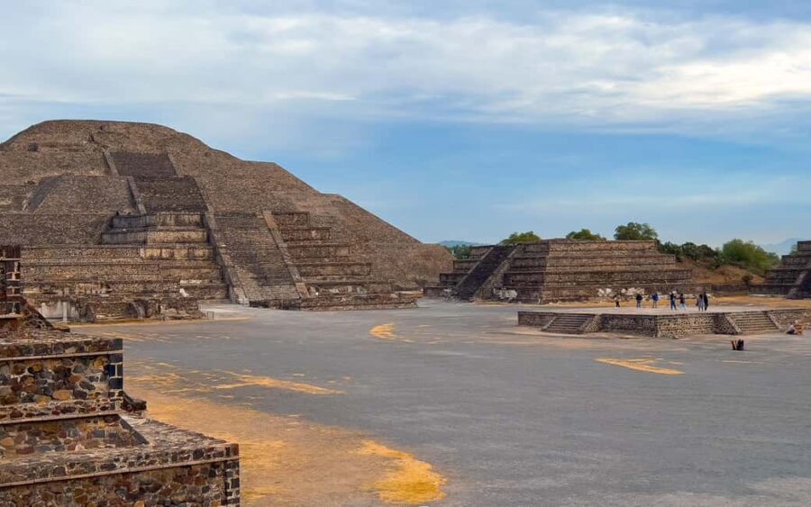 From CDMX: tour to Tula and Teotihuacan. - Transition to Teotihuacan