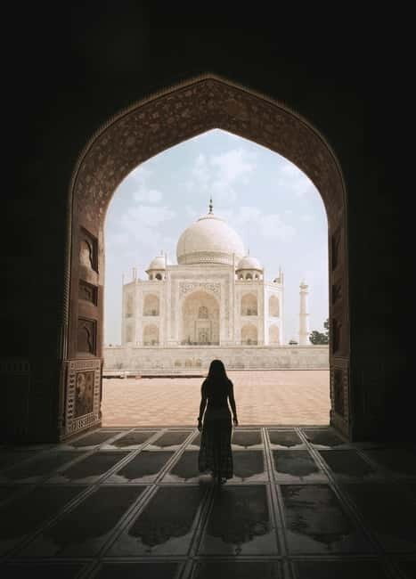 From Delhi: Private Taj Mahal & Agra Tour with 5* Lunch - Agra Fort: A Grand Mughal Fortress