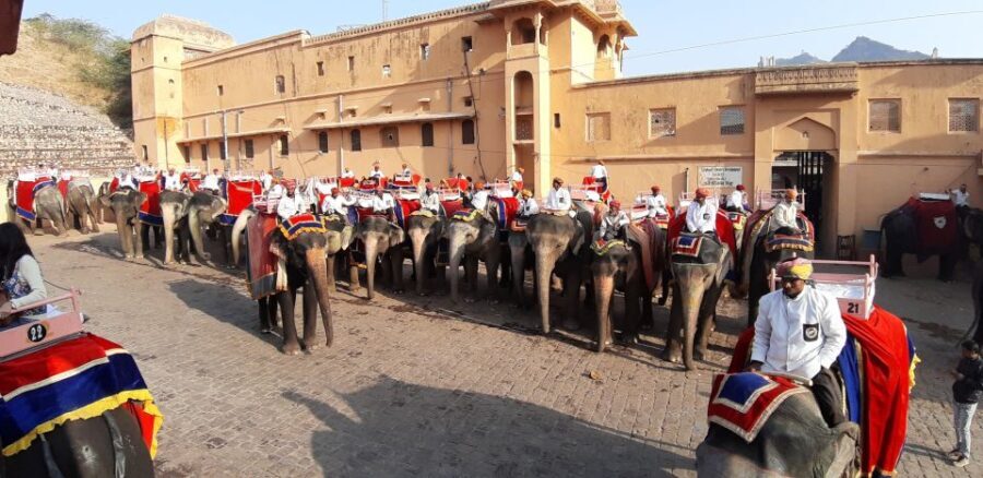 From Delhi: Same day Tour of Jaipur by Private AC Car - Arriving in Jaipur: First Impressions