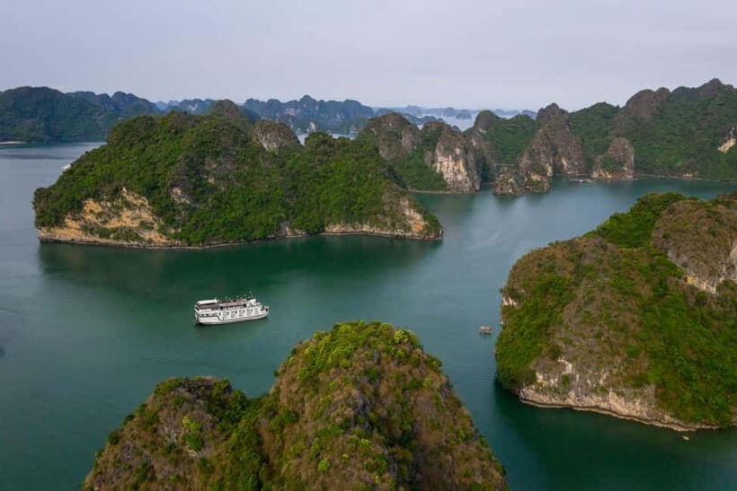 From Hanoi: 2-day Ha Long Bay & Bai Tu Long Premium Cruise - Atmosphere and Comfort