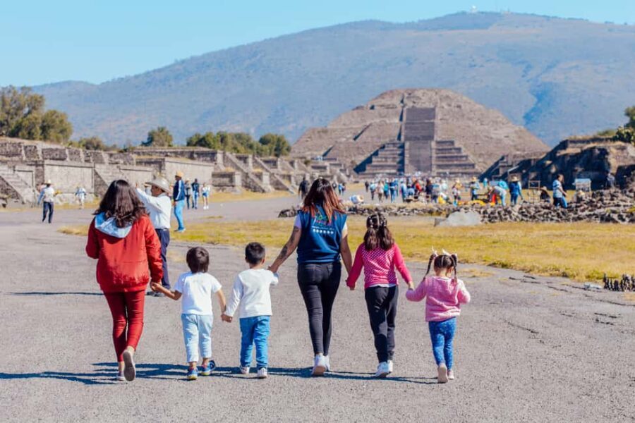 From Mexico City: Teotihuacan Tour & Reino Animal For Kids - Exploring the Pyramids of Teotihuacan