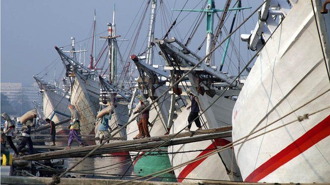 From port Tanjung priok : Jakarta Private Tour With Lunch - Authentic Experiences and Observations from Traveler Feedback