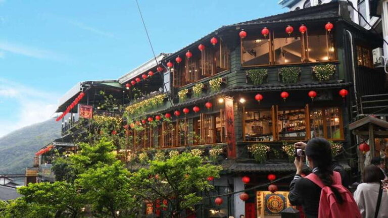 From Taipei: Shifen, Jiufen, and Yehliu Geopark Day Tour - The Overall Experience: A Deep Dive