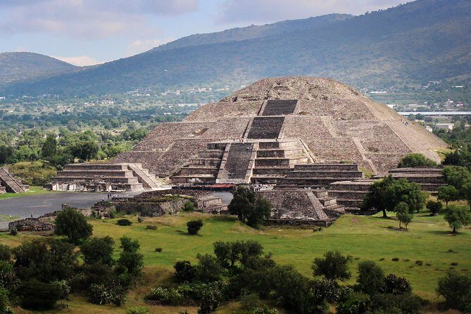 Full-Day Teotihuacan & Basilica Guadalupe Tour - Exploring the First Stop: Plaza de las Tres Culturas