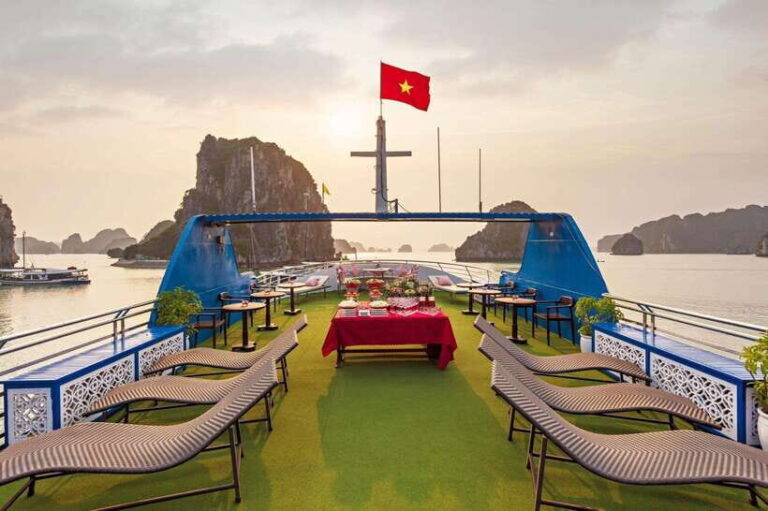 Hanoi: Halong Bay Luxury Cruise with Buffet Lunch - The Food: Buffet Lunch and Refreshments