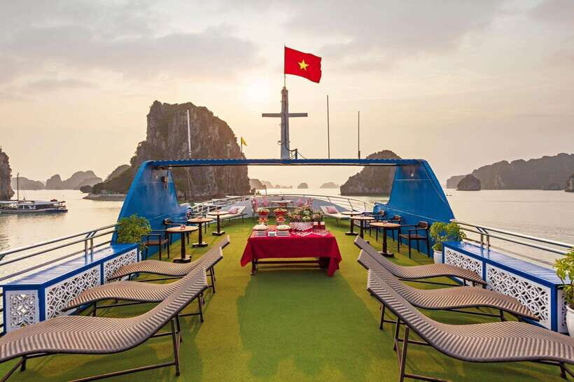 Hanoi: Halong Bay Luxury Cruise with Buffet Lunch - The Food: Buffet Lunch and Refreshments