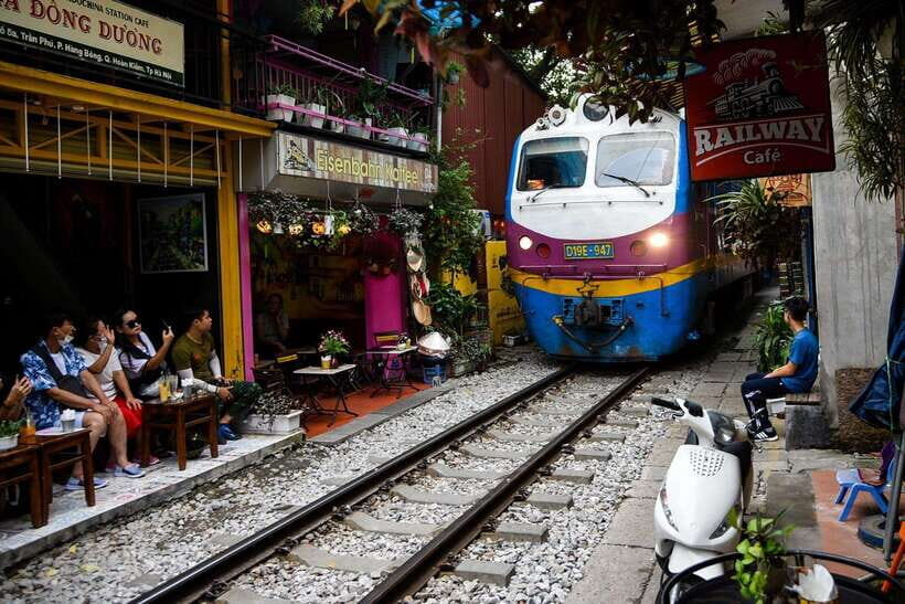 HANOI: MOTORBIKING TO TRAIN STREET & STREET FOOD TASTING - Key Points
