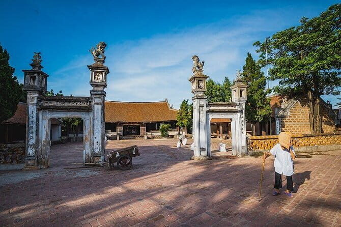 Hanoi: Private Tour to Van Phuc Silk & Duong Lam Ancient Village - Visiting Duong Lam Ancient Village