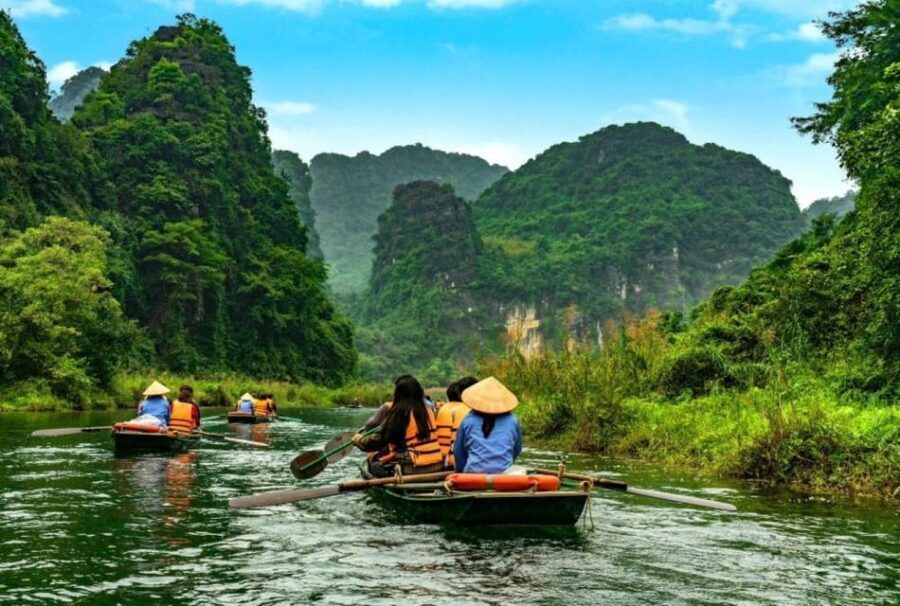 HOA LU - TAM COC - MUA CAVE -1 DAY TRIP BY LIMOUSINE - What the Tour Gets Right