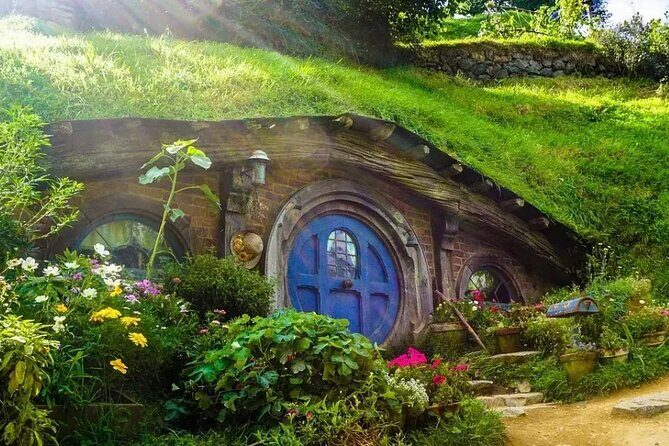 Hobbiton Movie Set and Waitomo Caves Exclusive (1-6 traveler) - The Magic of Waitomo Caves