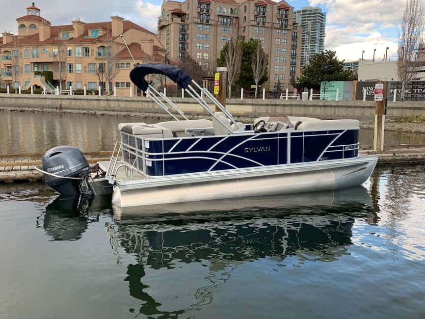 Kelowna: Sylvan Mirage Cruise Pontoon for rent - Why the Sylvan Mirage Cruise Pontoon is a Great Choice
