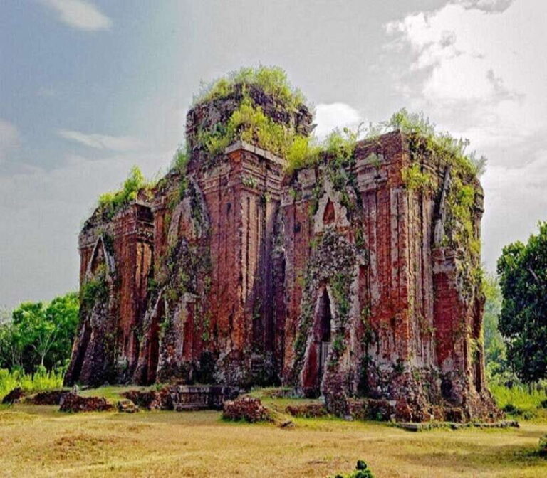 Ky Anh Tunnel & Cham Tower: Vietnam War Tour by Private