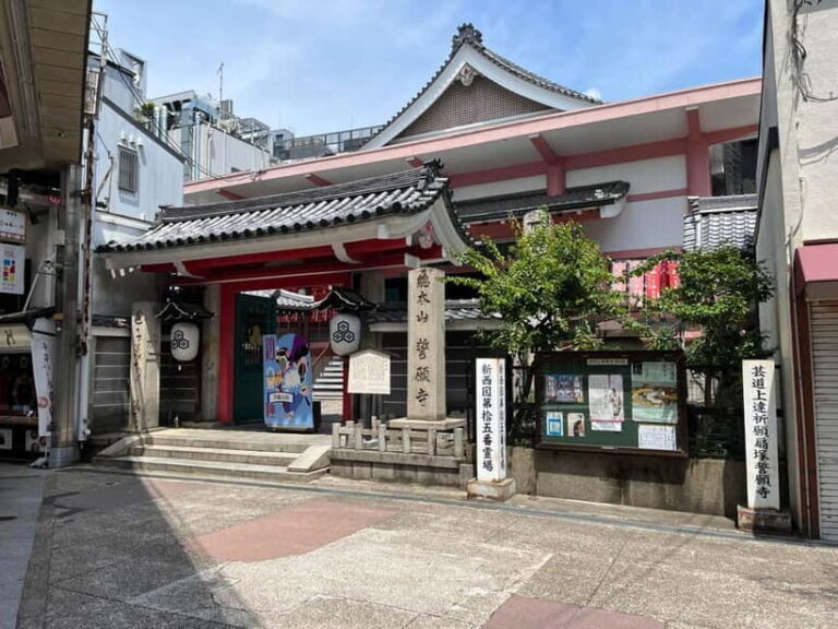 Kyoto: Calligraphy class at Buddhist temple in city center