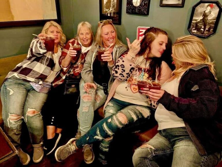 Las Vegas: Arts District Tour with Limo Ride, Bubbly, & Meal - FAQ