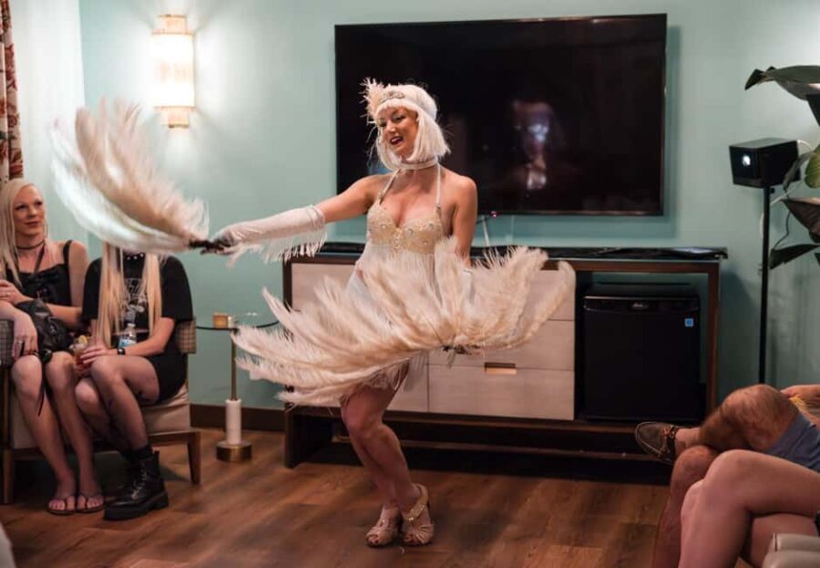 Las Vegas: Immersive 1920s Night Tour with Cocktails & Flask - Exploring the Details of the Tour