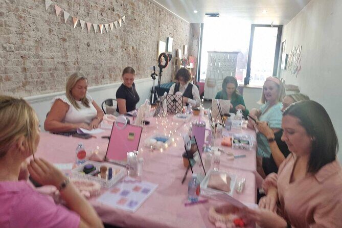 Makeup and Sip Experience with a Professional - An In-Depth Look at the Experience