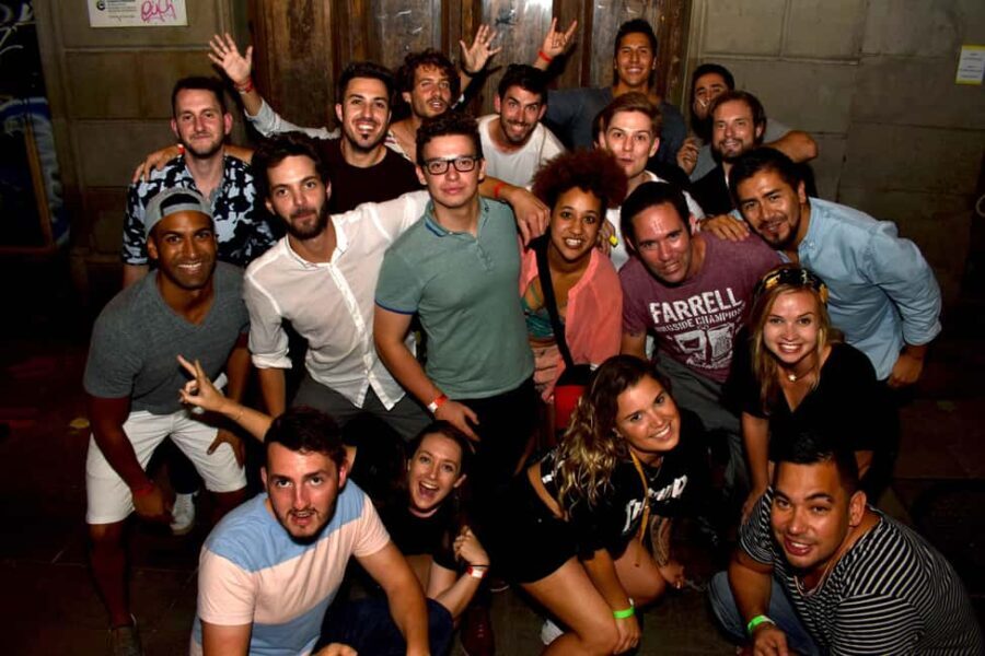 Melbourne: Weekly Bar Crawl: 5 Free shots, Club Entry - Analyzing the Cost and Value