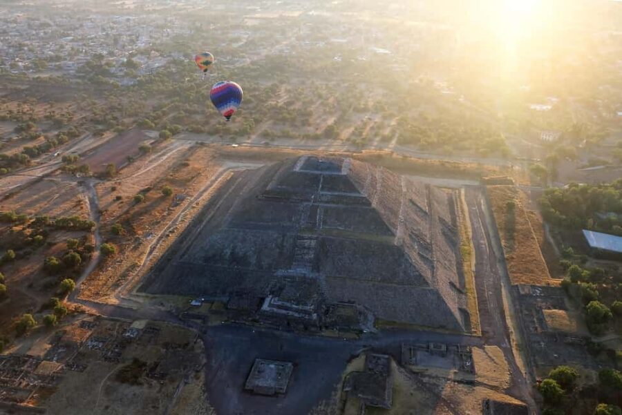 Mexico City: Fly over the impressive pyramids of Teotihuacan in a hot air balloon - The landing and celebration