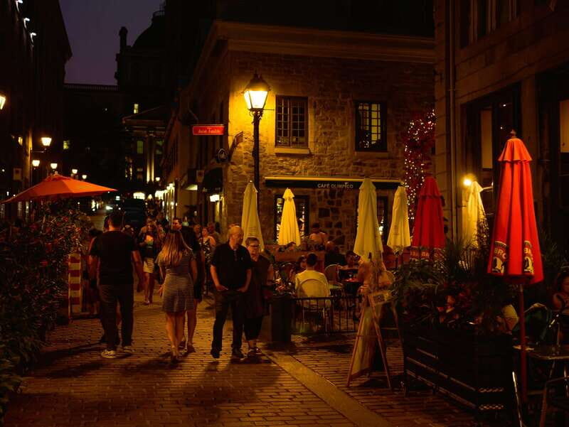 Montreal: Old Montreal at Twilight Walking Tour - Itinerary Breakdown: What to Expect on the Walk