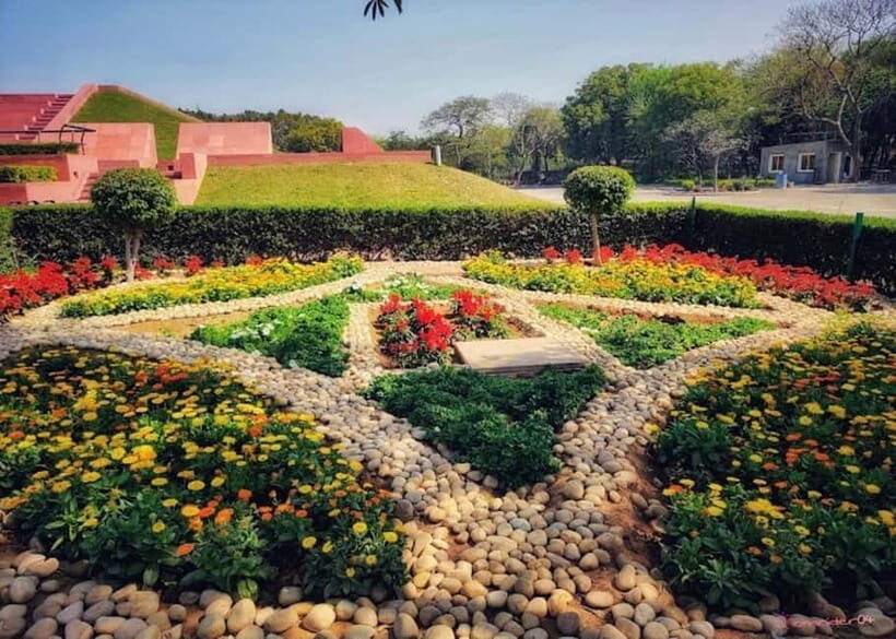 New Delhi: Lotus Temple Private Tour with Skip-the-Line - An Architectural Marvel in a Tranquil Setting
