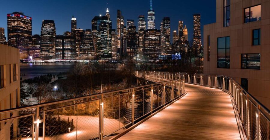 New York City: Night Skyline Bus Tour with Pizza Slice - The Atmosphere and Group Dynamic