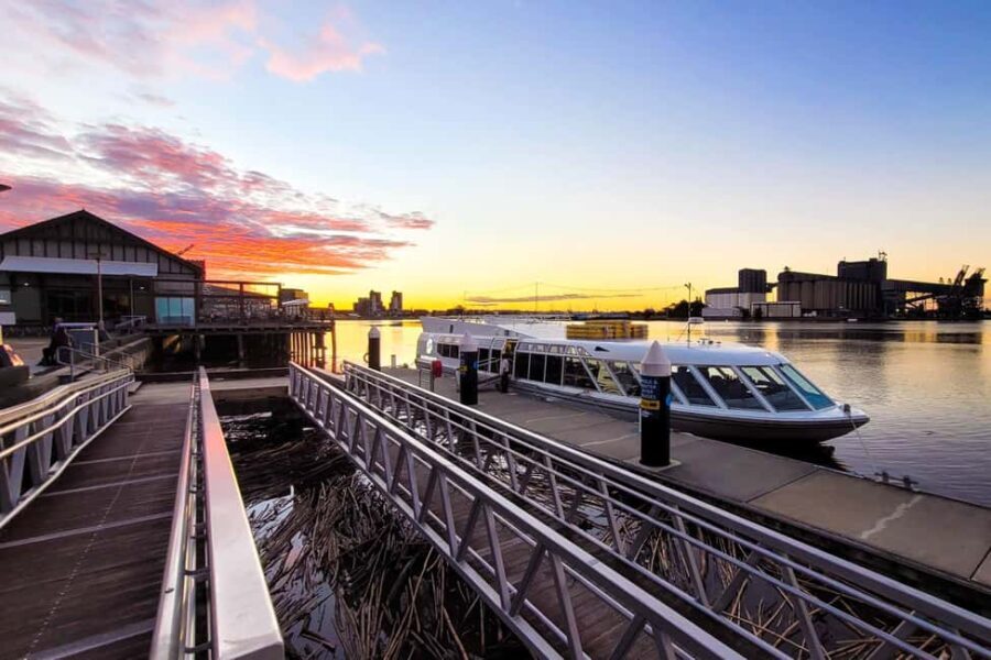 Newcastle: Harbour Dinner Cruise with Live Music - Dining Experience