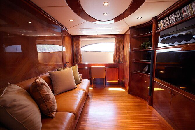 Number Juan 100ft Yacht Azimut Rental - The Yacht: Size, Comfort, and Features