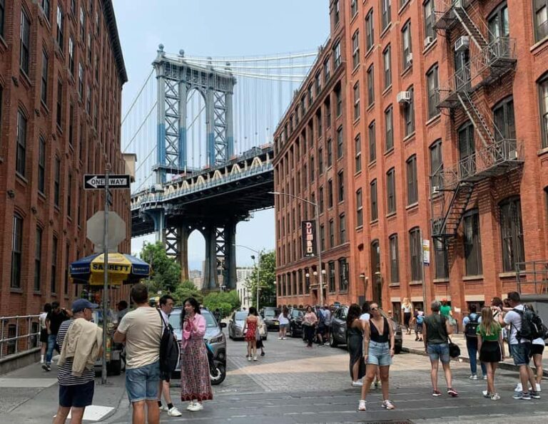 NYC: Brooklyn Bridge, DUMBO, and Skyline Small Group Tour