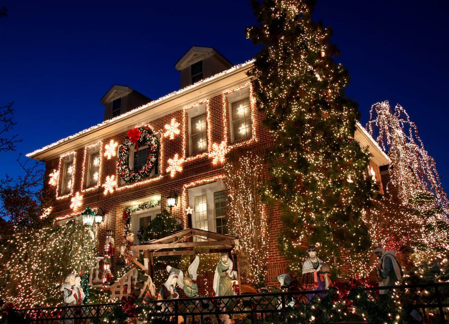 NYC: Dyker Heights and NYC Holiday Lights Luxury Bus Tour - What Makes This Tour Stand Out?