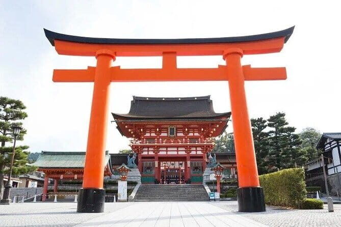 Osaka & Kyoto Highlights Tour with Traditional Kimono Experience - Fushimi Inari Shrine: The Thousand Torii Gates
