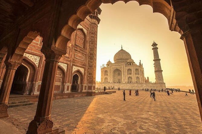 Overnight stay Taj Mahal and Agra Fort tour from Pune - The Second Day — Returning to Delhi