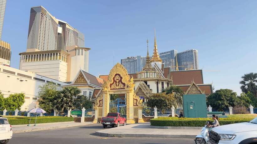PhnomPenh: Explore Non Local Experience Life of City Tour - Practical Details and What to Expect