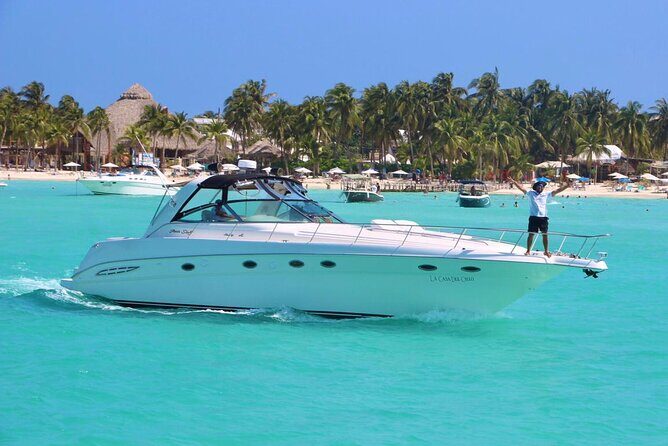 Private 50FT Yacht Rental in Cancún P8 - Dining and Refreshments