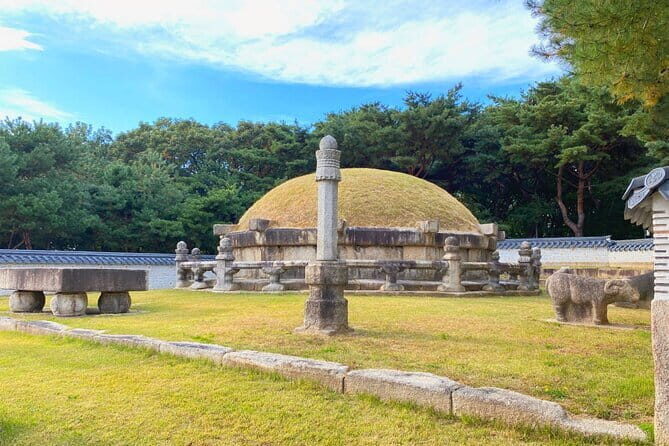 Private Unesco Tour in Seoul with Guide - Visiting Jongmyo Shrine: A Spiritual Reflection