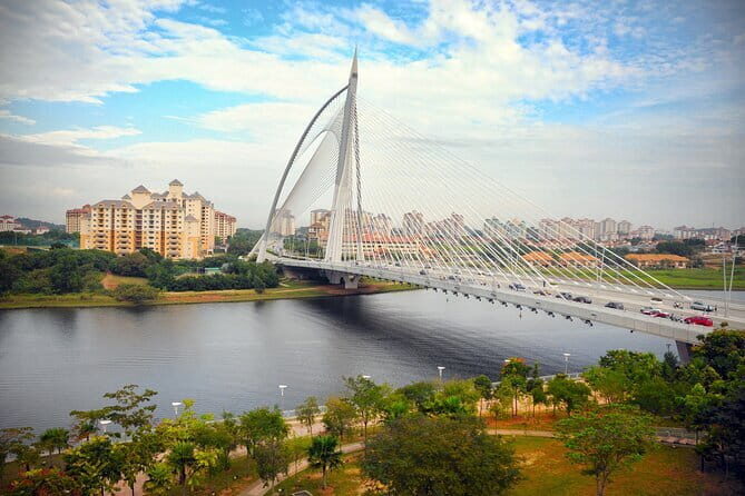 Putrajaya Open Air Tour from Kuala Lumpur with Sight SeeingCruise - Scenic water features and landmarks