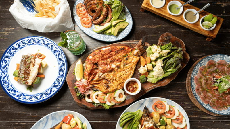 Romantic dinner in front of the sea - The Extras: Making It Special