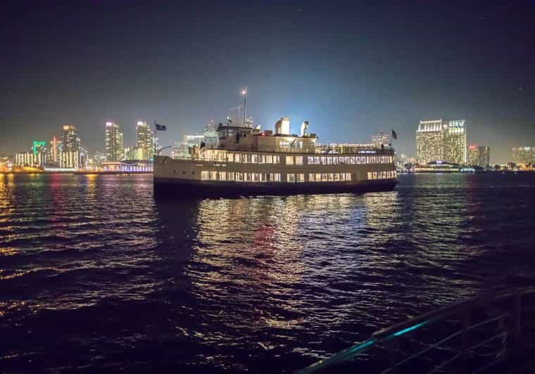 San Diego: New Year's Eve Early Buffet Dinner Cruise - The Crowd and Group Experience