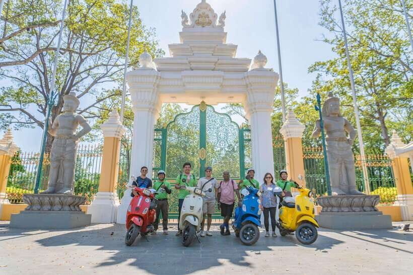 Siem Reap City Tour By Vespa - Starting Off: The Buzz of Pub Street and Old Market