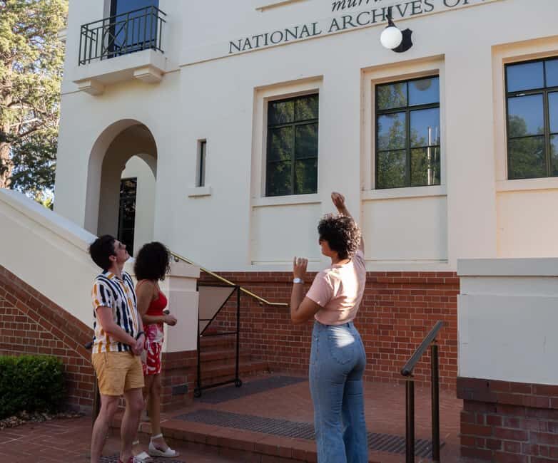 Spies in the Capital: Women in Espionage Walking Tour - The Guide’s Role and Style