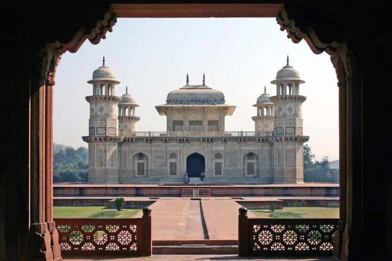 Sunrise Splendor: Agra Day Tour