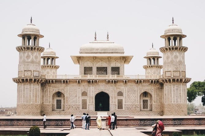 Taj Mahal Tour by Car from Delhi with All Inclusive - Exploring Agra Fort: A Fascinating Contrast
