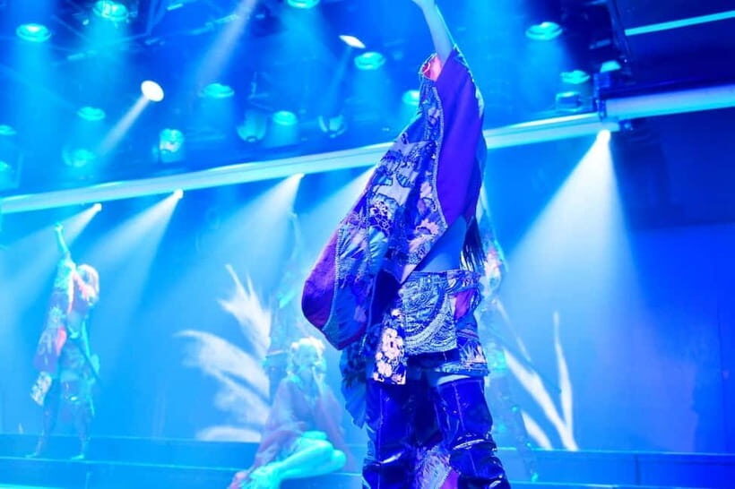Tokyo: Gira Gira Girls Night Dance Show & Unlimited Drinks - The Experience: Pros and Cons